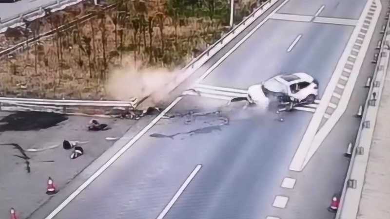 小车高速撞护栏瞬间被弹飞数米远车头被撞粉身碎骨现场惨烈