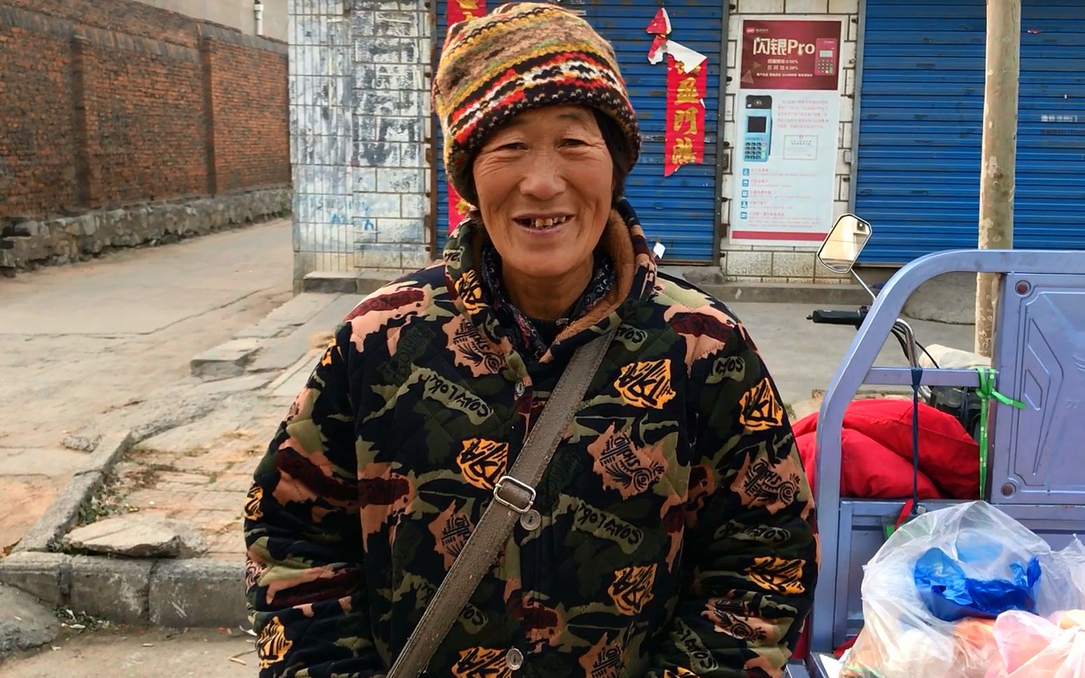 苹果2块钱1斤能净赚多少钱?卖30年苹果的大娘说出实话,不敢相信