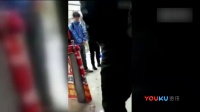 实拍员工未完成任务遭店长处罚 自己掏钱当场撕掉