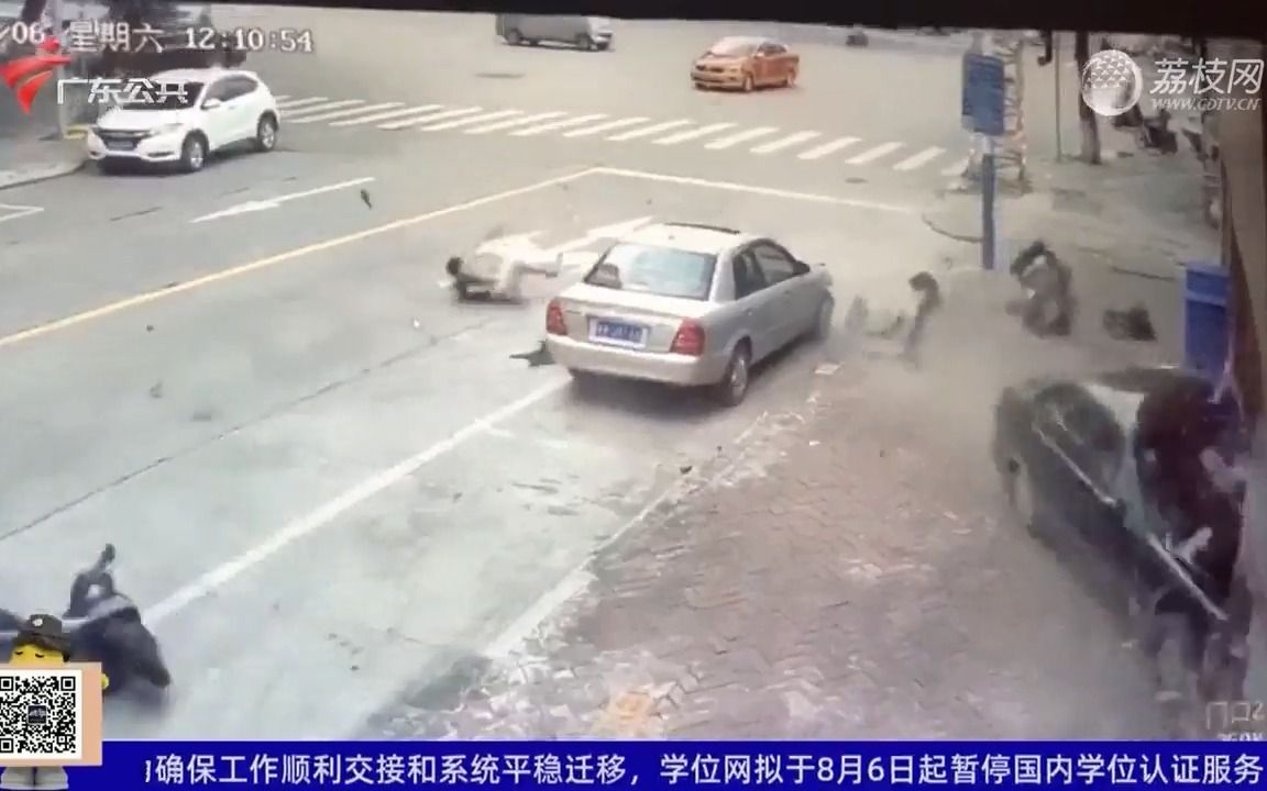 【粤语新闻】云浮新兴一小车撞飞电动车后上墙冲入店铺 因司机操作...