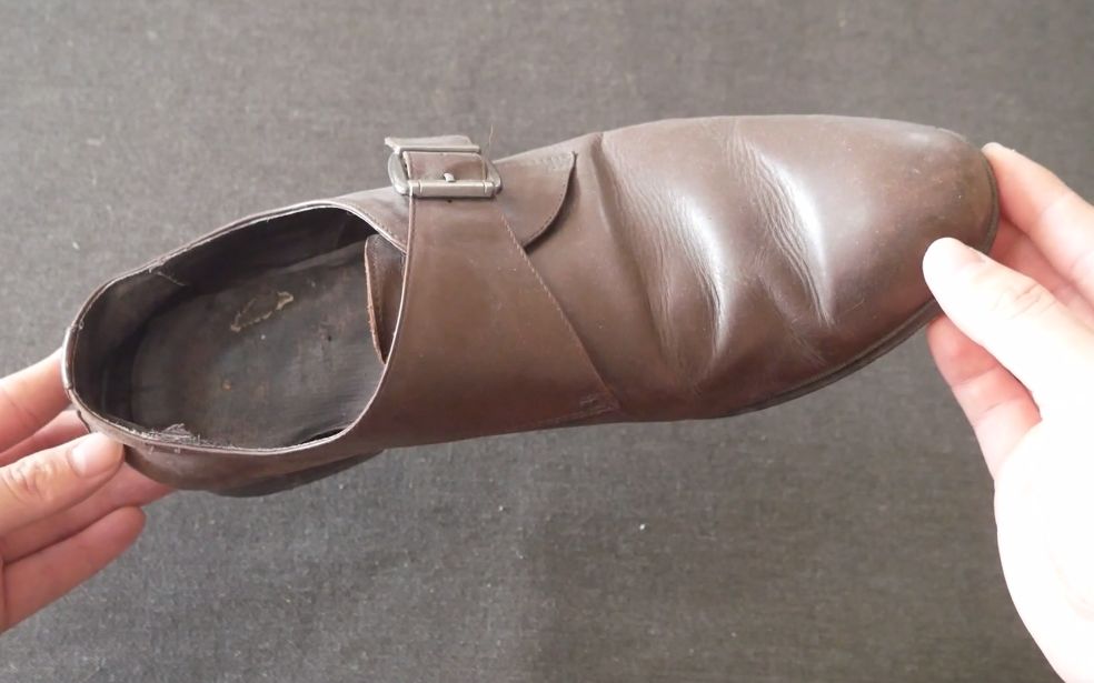 皮鞋穿皱了不用愁！上面涂一点，一晚上恢复新的一样，方法真简单