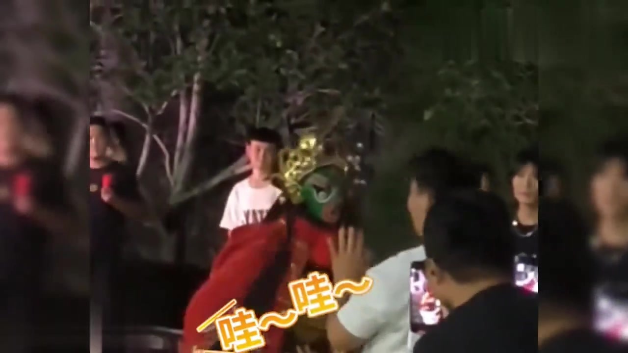 大学才艺表演太会整活,变脸、喷火、棍花样样不在话下