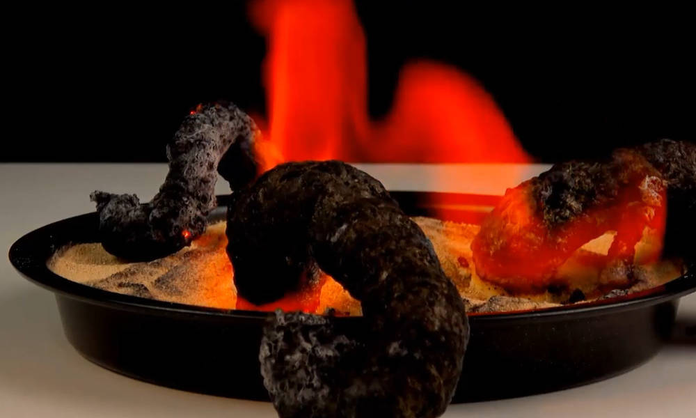 老外有趣实验,将小苏打和糖倒在沙子上用酒精点燃,出现神奇现象