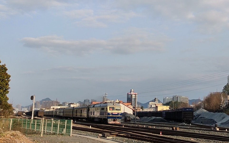 【铁路】核蔼的大车:T151次列车(南京-广州)黄山站一道出站