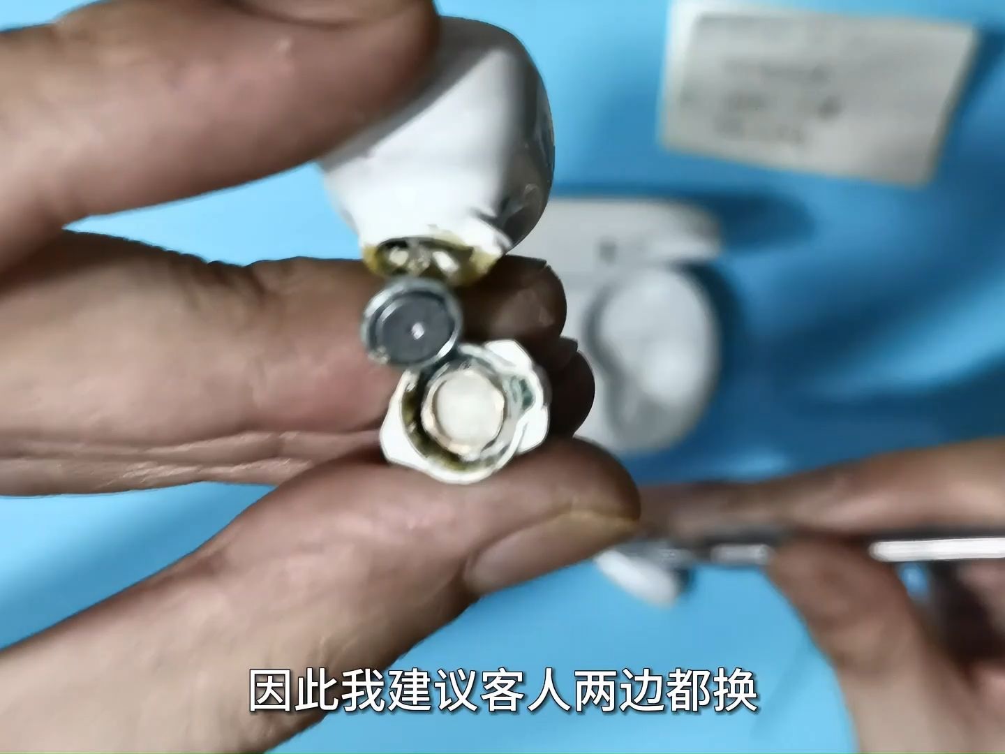 ...无声交替闪红白灯修理,qc30耳机左耳杂音充电红灯更换项圈头梁修复