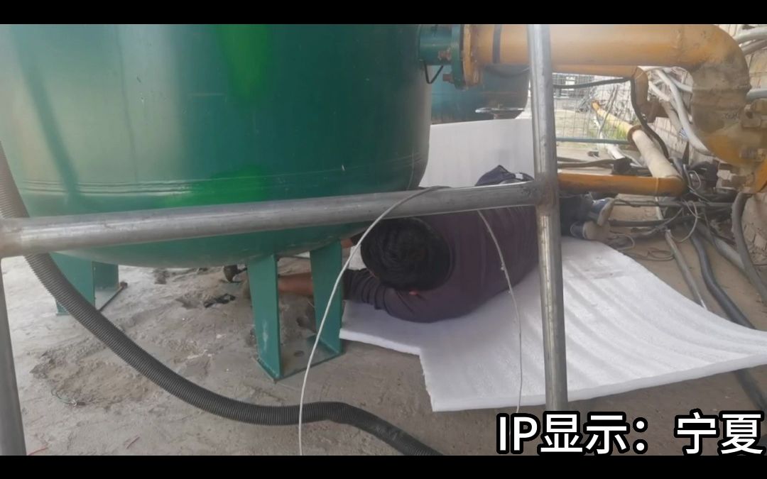 储气罐自动排水改造中,不管严寒还是酷暑,安装人员都需要这样的姿势...