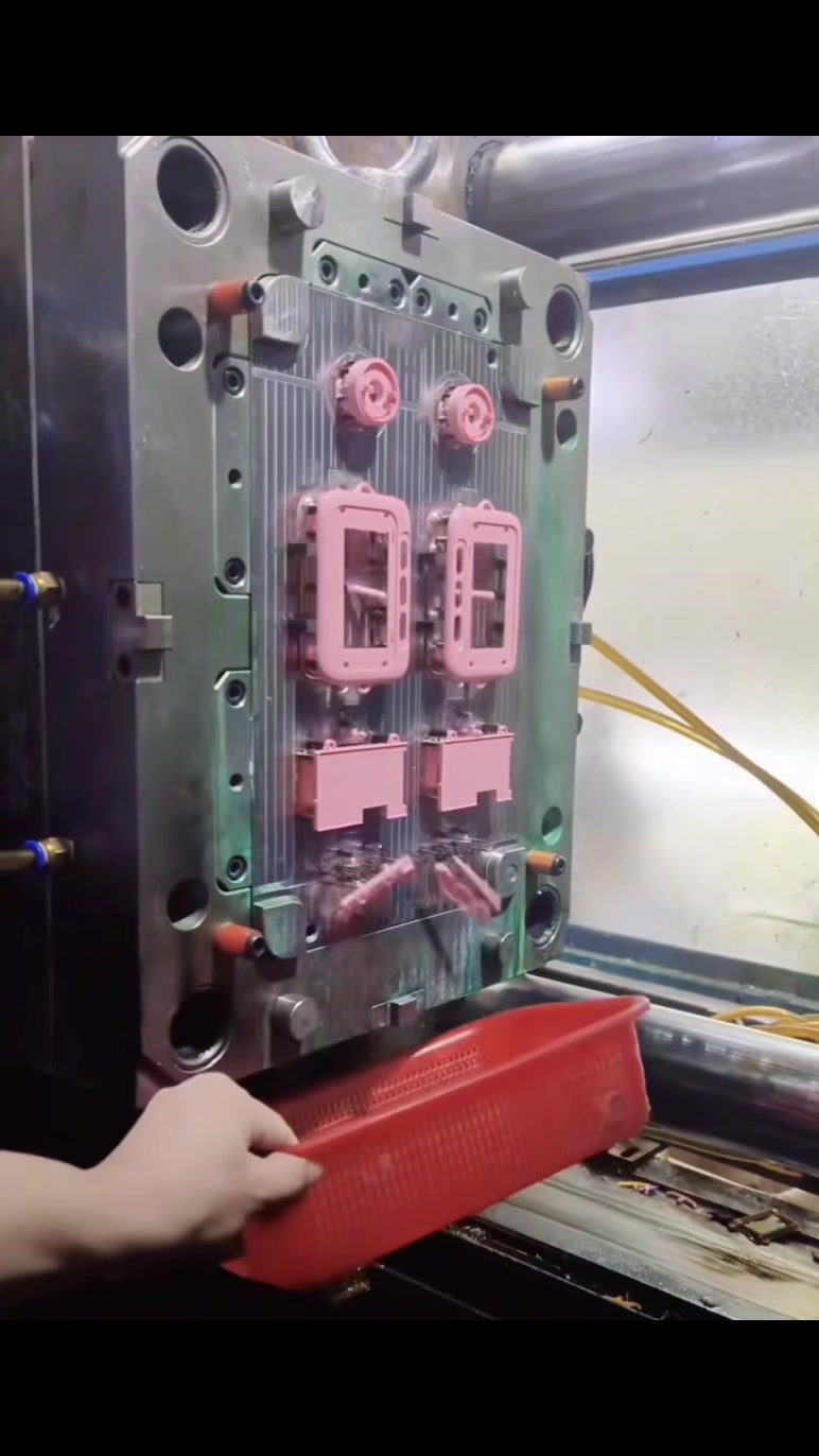 今晚下个早班,模具厂注塑厂工作就是帮客户开模具和用模具生产塑胶...