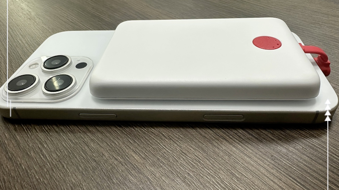 磁吸充电宝正确的使用方式应该是磁吸只是固定,然后用一条短线充电...