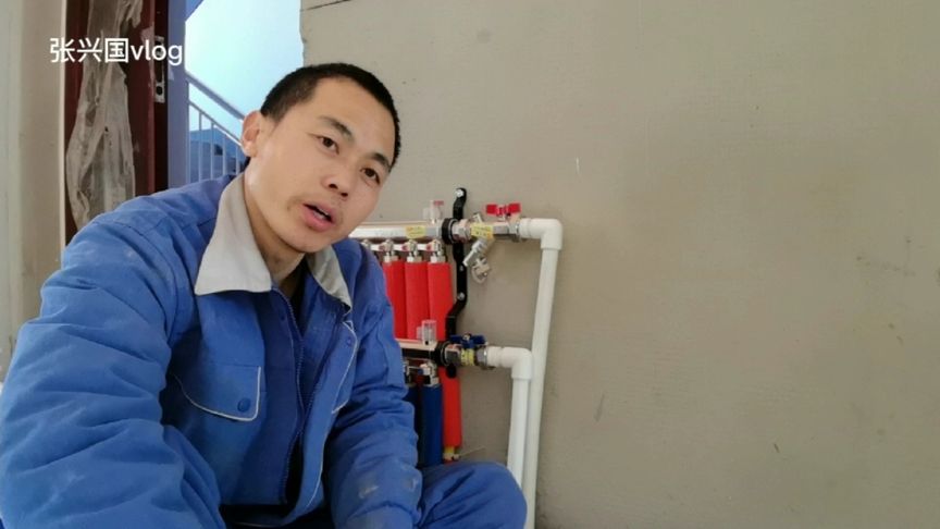 今天继续去费县刘庄干地暖,顺便介绍一下地暖分水器的区别与使用