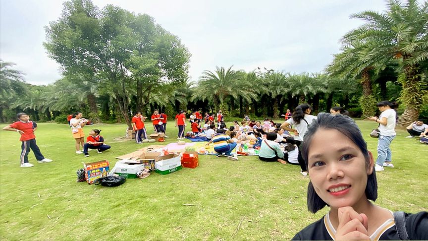 月月小学毕业了,6年来首次全班同学和家长聚会,大家都不想分开