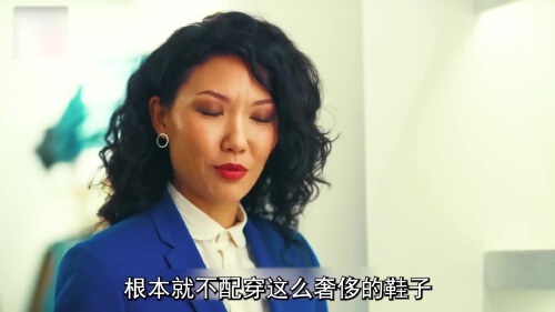 残疾人去买高跟鞋遭到店长嘲笑,结局大快人心