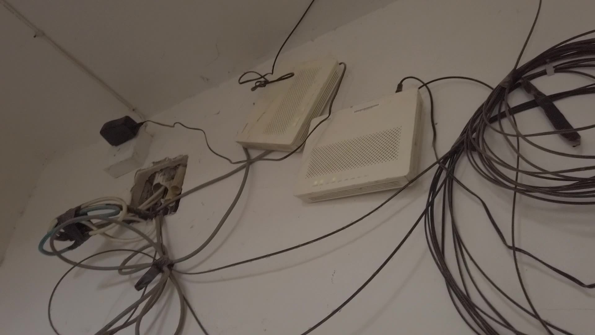 用户光猫装楼道上,师傅检查光猫注册灯在闪,到底是什么原因呢?