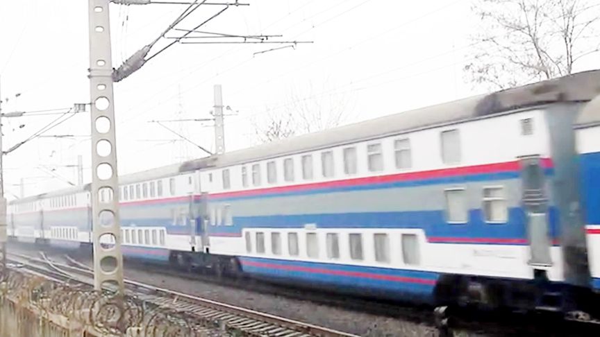 京广线上的双层特快列车 宝鸡至天津T56次经过涿州冠云桥