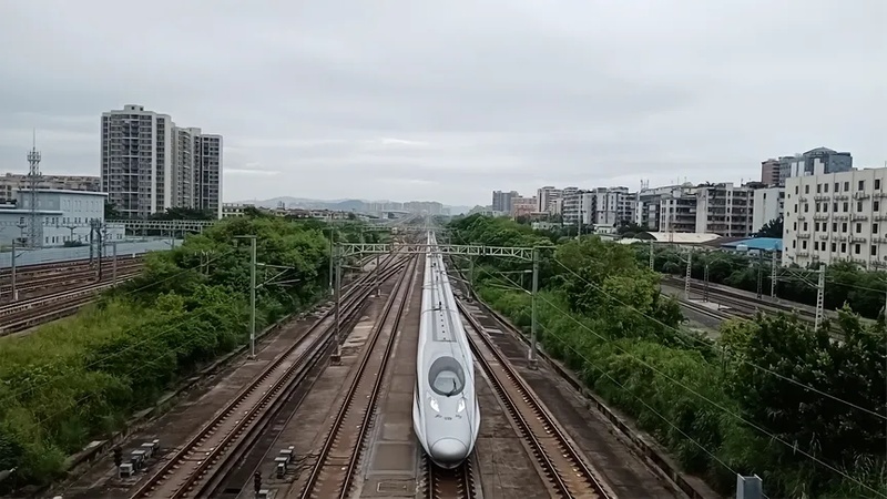 风驰电掣!CRH380A型动车组从广州北高速通过