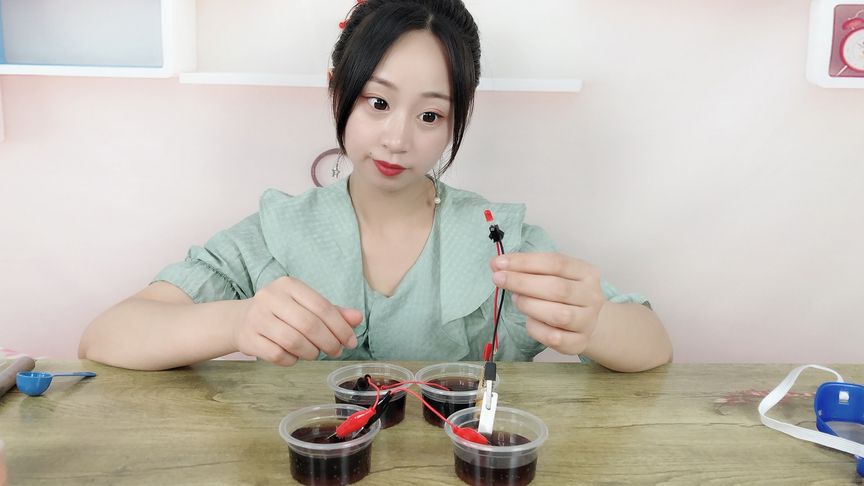 试玩“科学小实验”,用可乐就可以发电,这是什么原理你知道吗