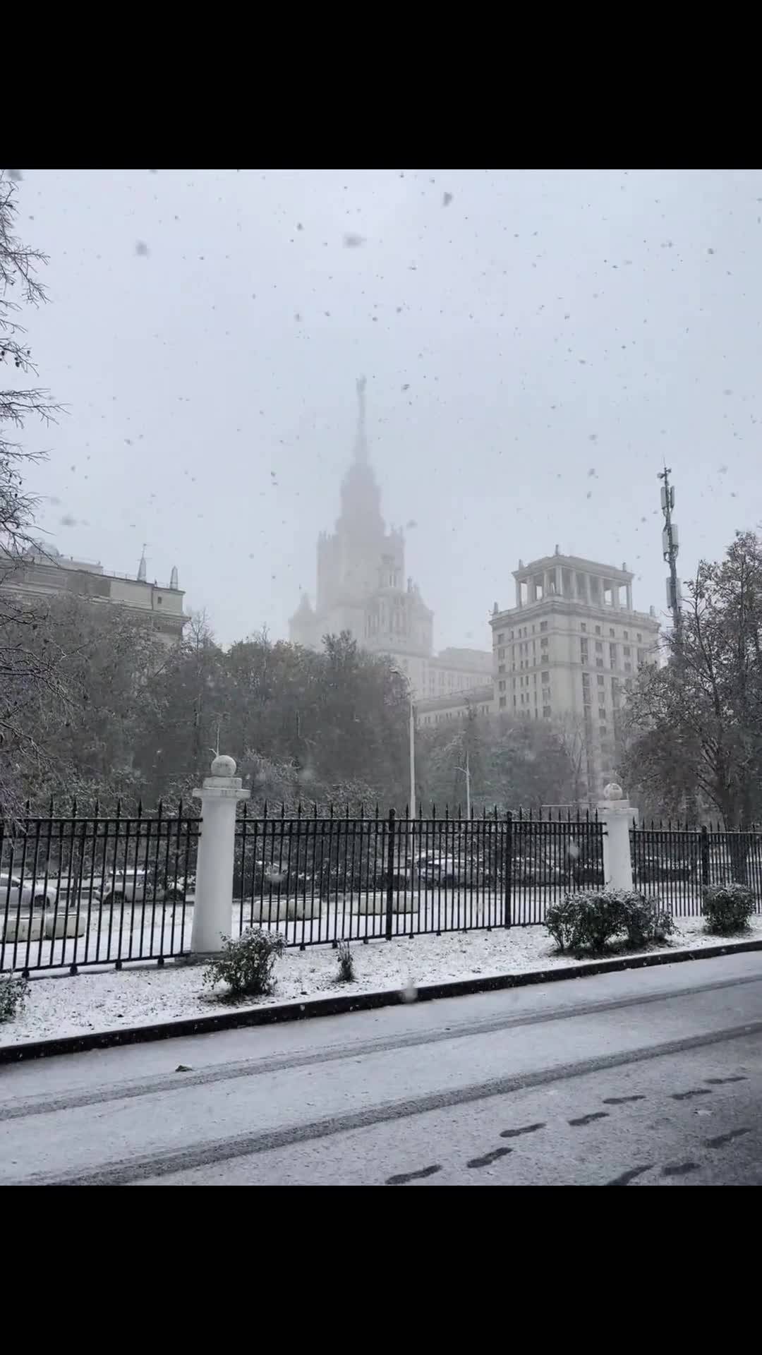 冰雪世界中的莫斯科大学,莫斯科迎来第一场雪。