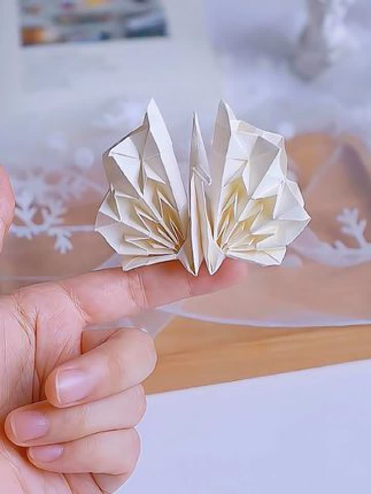 这年头,普通的千纸鹤真拿不出手了,快进来折 折纸天使之翼千纸鹤,真好...