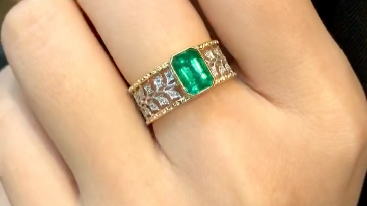 ...Vivid Green 浓郁玻璃体满火彩雕金织纹工艺细腻拉丝上手非常高级...