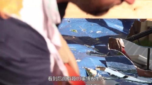 在实验中,年轻人揭示了玻璃破碎瞬间的惊人速度,慢镜头带来的震撼体验!