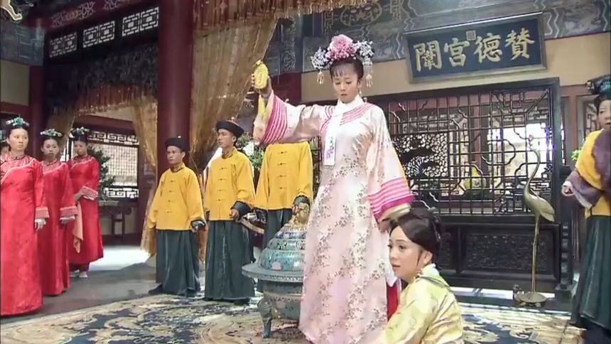 新还珠格格:皇上要斩皇后和容嬷嬷,谁知紫薇竟拿出金牌令箭