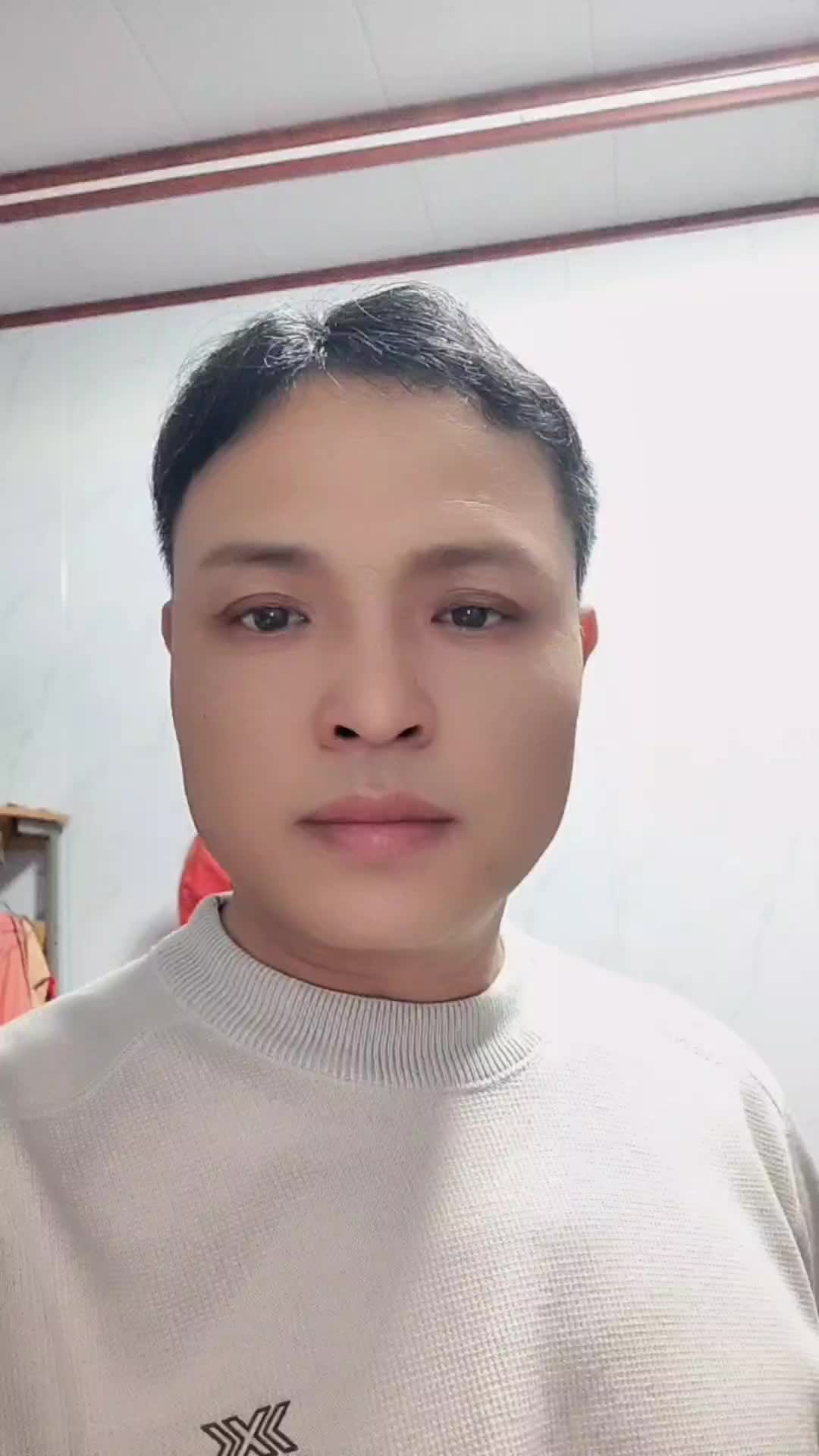 工地绿化苗木进场最后一批开始挖树,地产小区绿化工程施工中,土方已...