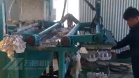 小型蛋托机生产蛋盒现场,换个模具各种纸浆制品均可生产。