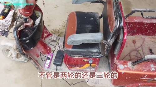 电动车充电,10个人有9个错,教你最正确的方法,电池多用2年