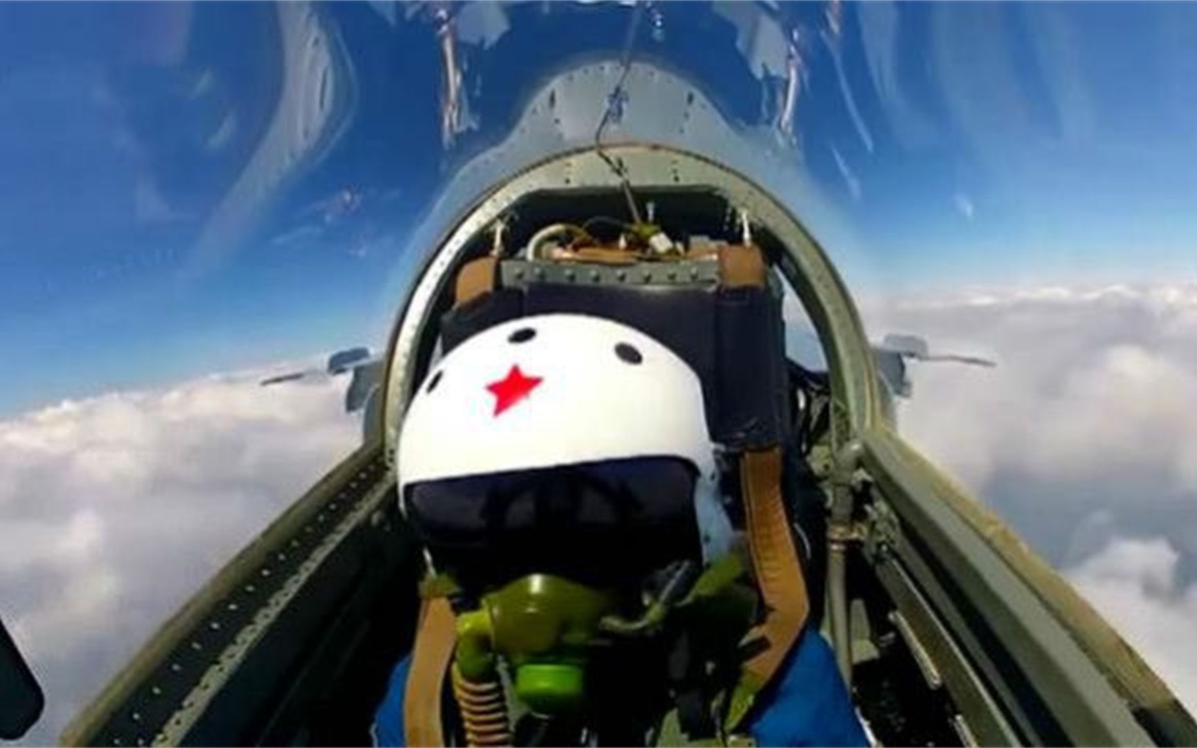 “飞豹” 飞行员座舱自拍,中国空军加油!