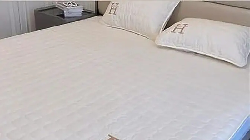 ...既能隔污隔尘,还省去铺褥子了,而且上面再铺床单也不会滑来滑去