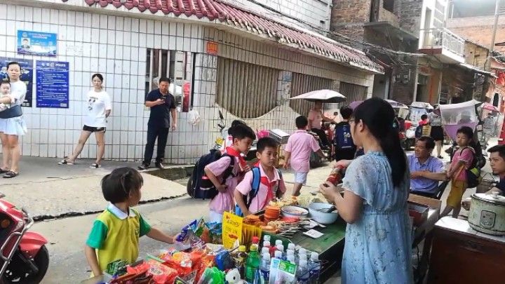 记录小学学校门口放学时的场景,你们那也是这样吗?