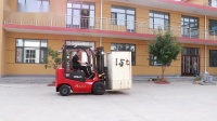 叉车 小型电动叉车 绿色环保叉车使用操作视频