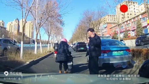 大姨骑电动车追尾小汽车后跑了,车主想追上去理论没追上