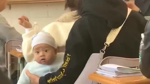 学校开家长会,来了一位小可爱,这位同学你的小姨可真小