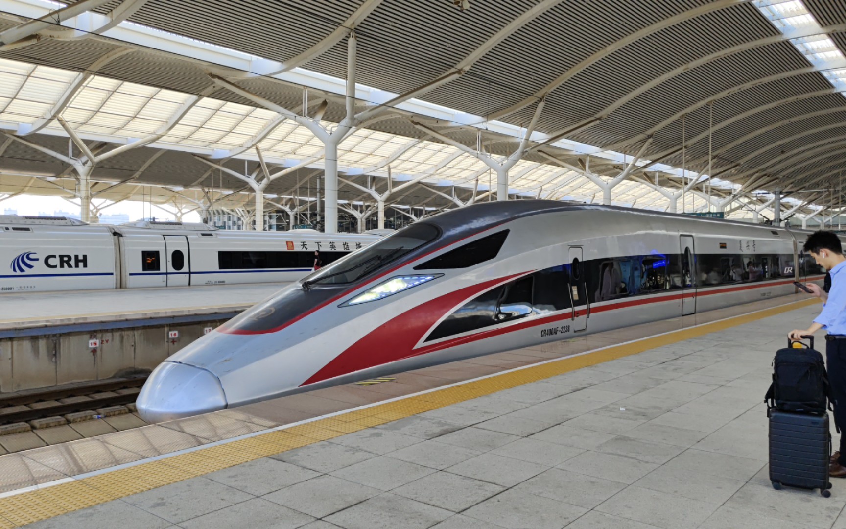 CR400AF-2238担当G1475次列车驶入徐州东站,驶出南京南站。