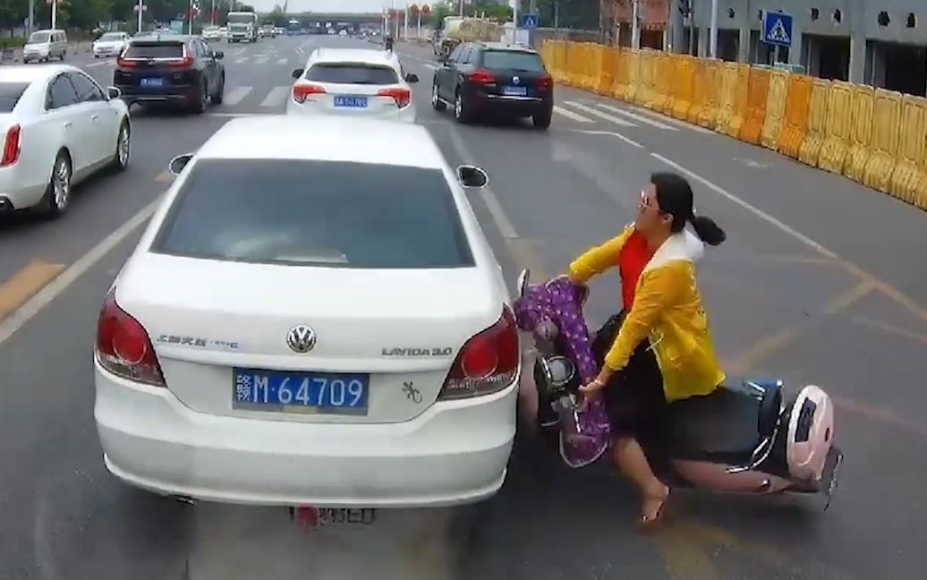 第285期:这位大姐你这电瓶车是怎么骑的?又把马路当自家客厅了吗?