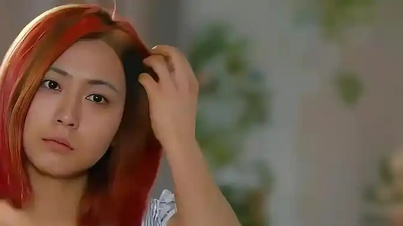 女孩瘫痪在床,只能眼睁睁看着一群男孩做坏事
