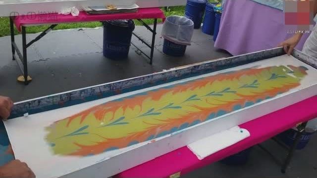 原来丝巾图案是这样做出来的,太简单了吧?国内也有这样的吗?