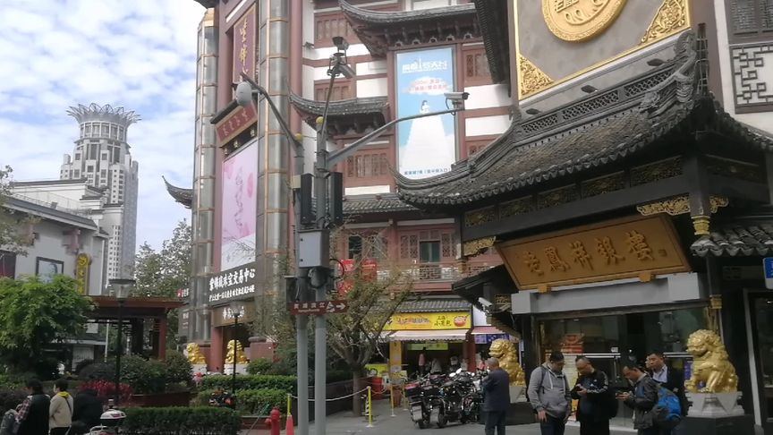 走进上海城隍庙,是一个著名的旅游胜地。