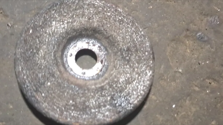 磨光机磨片更换没有工具?师傅教你一招!一根手指头就可解决?