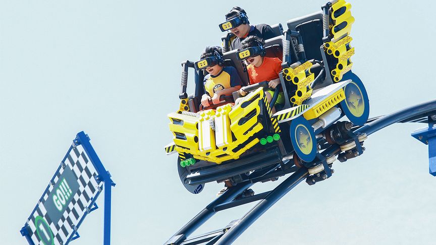 世界首创乐高虚拟实境过山车