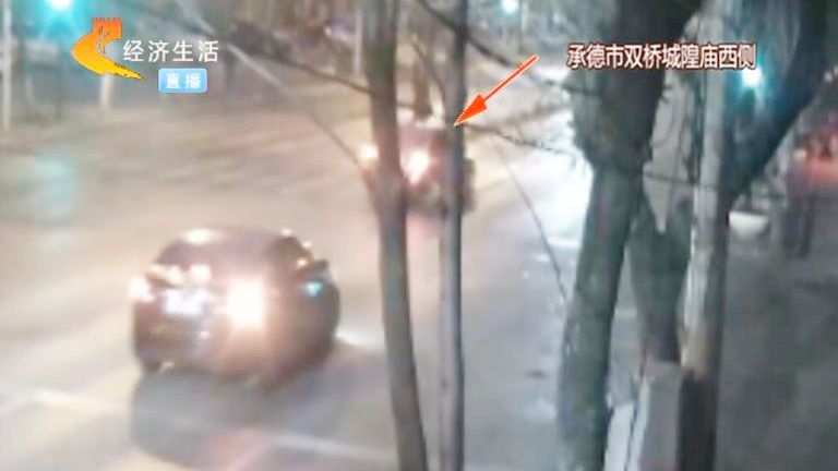 行人大摇大摆闯灯,看到来车还伸手示意,结果被撞飞重重摔倒在地