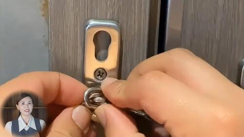 宾馆安全惊天漏洞!亲测反锁3秒被破 这个方法快收藏