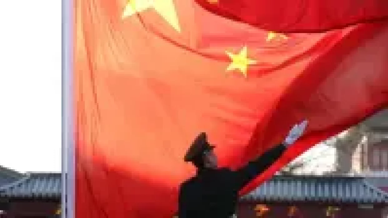 天安门升旗仪式是神圣的, 那么国旗是如何自动升到杆顶呢? 一起来看...