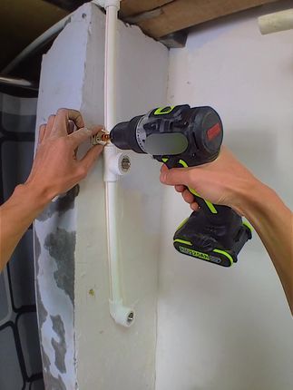 水管打孔固定教程 水管要固定,打的卡子就要直,短短十几秒,展现的是老...