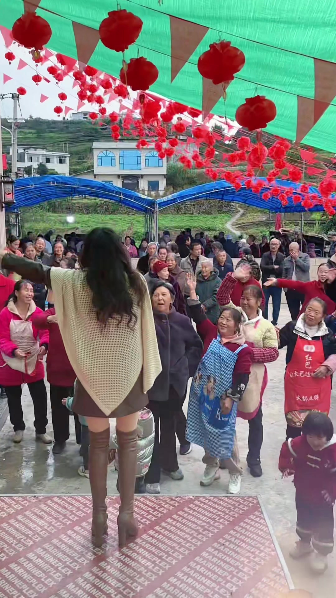 年轻人多数都在外地,少数在家里的,所以只要不是过年你看看