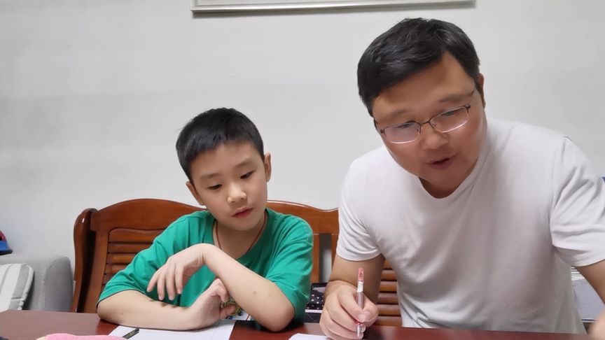 三年级作文《猜猜他是谁》,运用逼真的修辞手法刻画人物形象。