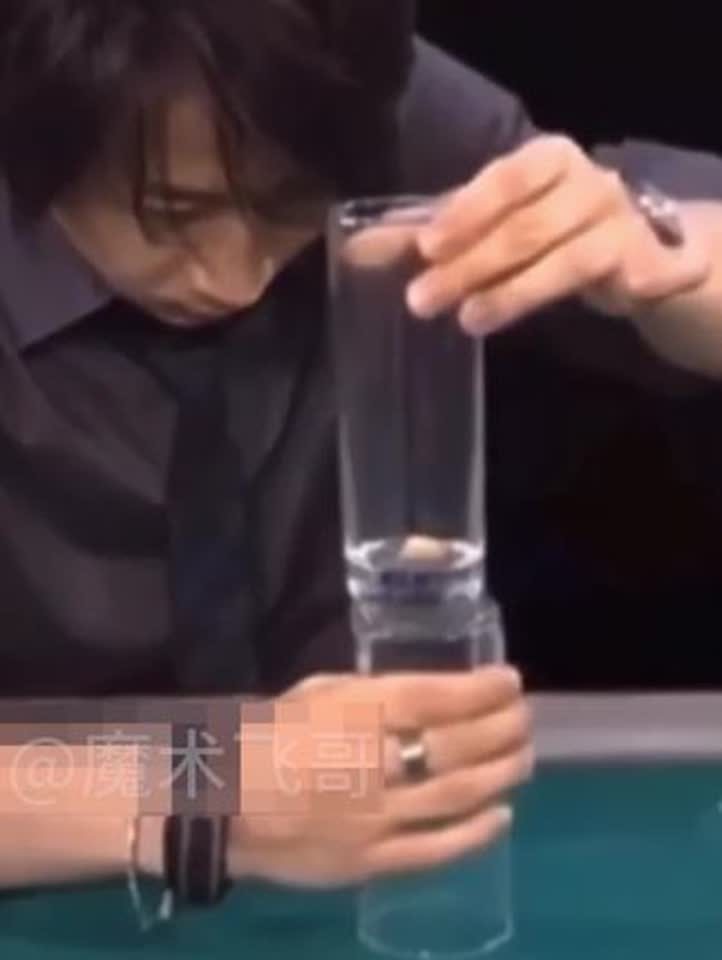 二十年前刘谦表演的硬币穿过杯子的 魔术 #魔术
