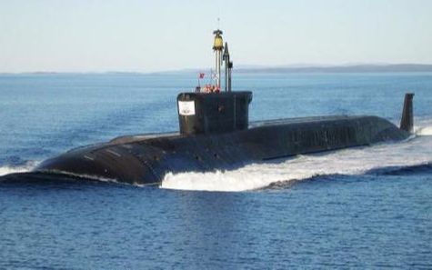 俄罗斯海军战略核潜艇"尤里·多尔戈鲁基"号(K-535)齐射4枚"布拉瓦"...
