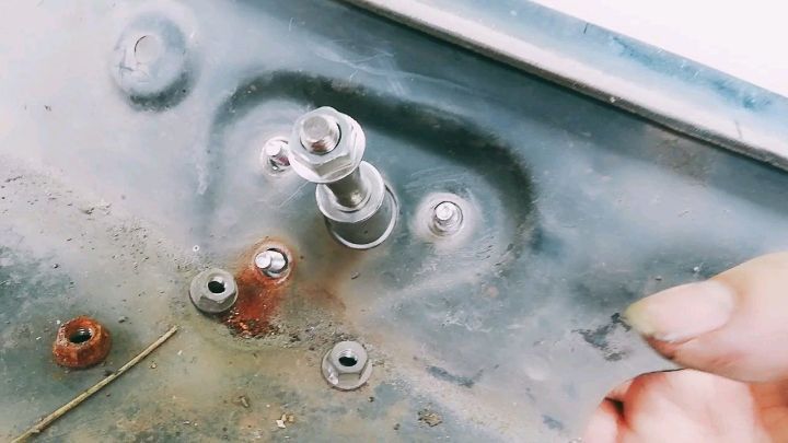 雨刮连动杆锈死了千万不要再开雨刮器开关了,开了就后果就这样的