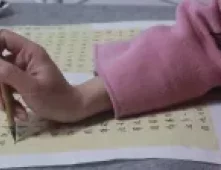 书法中有很多握笔姿势,写小楷握笔要“脱平掌竖”,你拿对了吗?